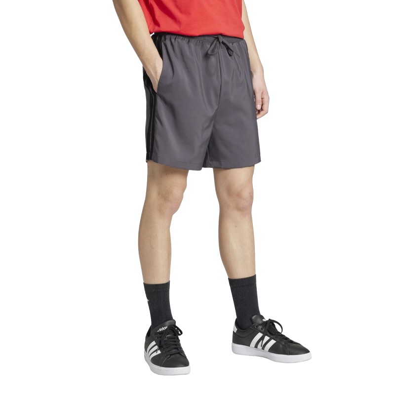 ADIDAS Pantalon Corto M Essentials Chelsea 3 Bandas Gris Grey Strata Hombre
